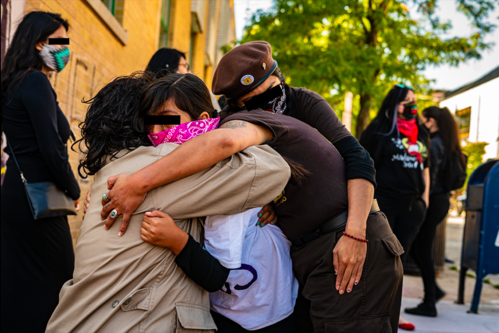 Policías agreden a manifestantes feministas afuera del consulado ...